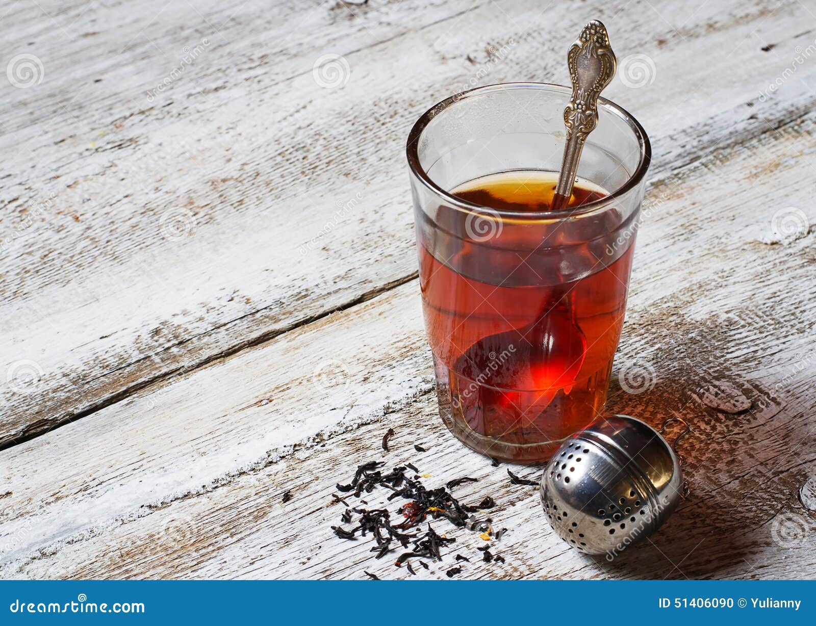 Tee im Glas und im Sieb stockfoto. Bild von nahrung, flüssigkeit - 51406090