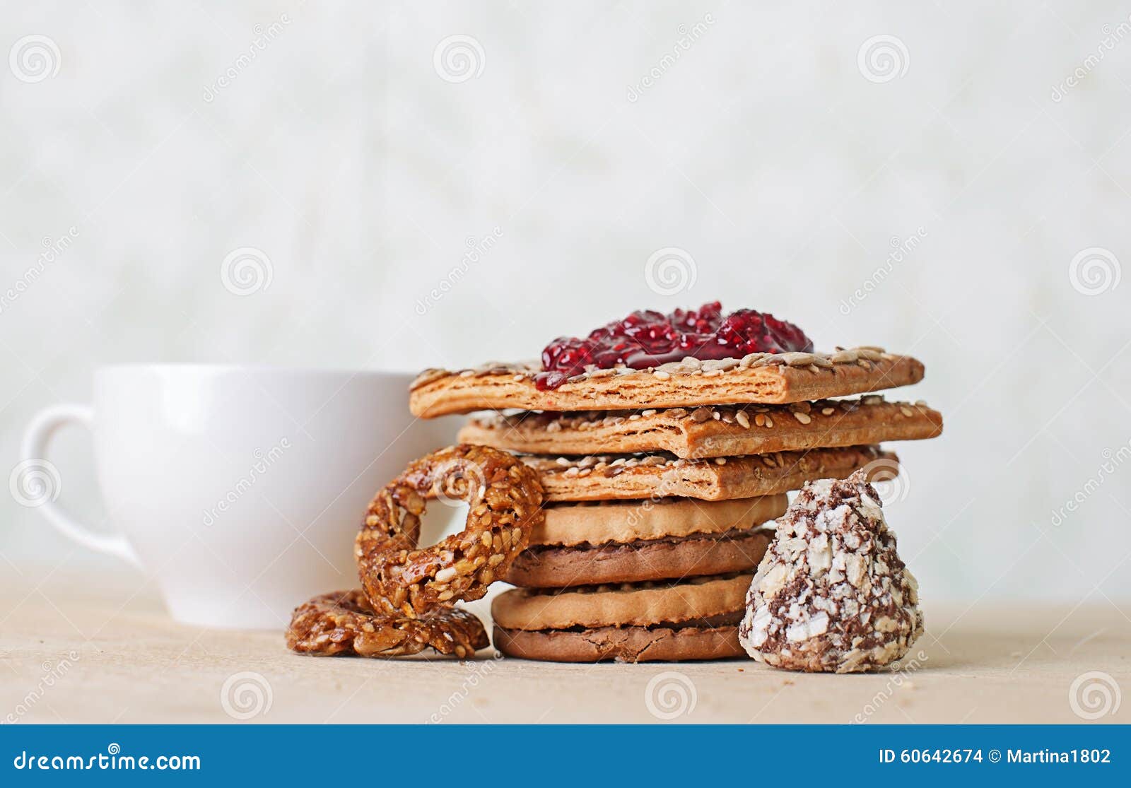 Tee, Kekse und Stau stockfoto. Bild von biskuit, keramik - 60642674