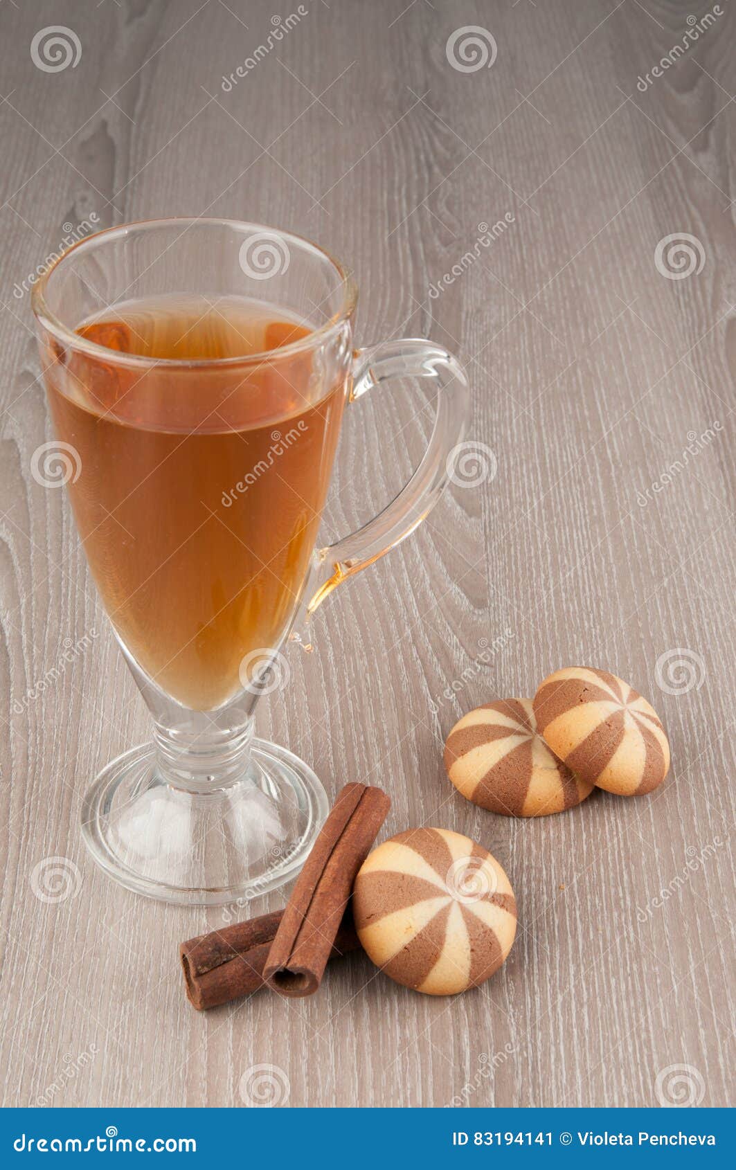 Tee, Kekse und Zimtrinde stockbild. Bild von kraut, geschmack - 83194141