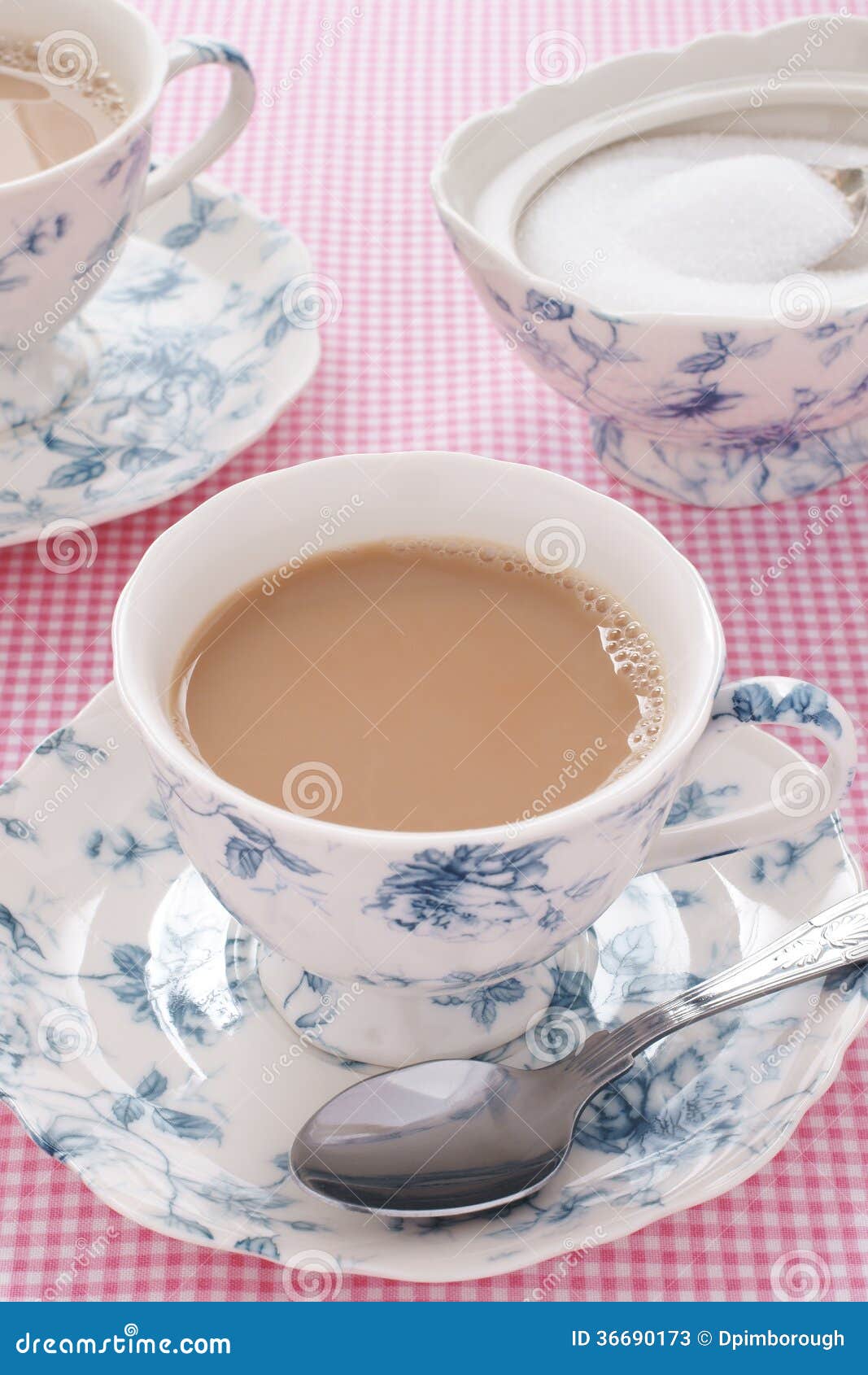 Tee mit Milch stockbild. Bild von nachmittag, cuppa, getränk - 36690173