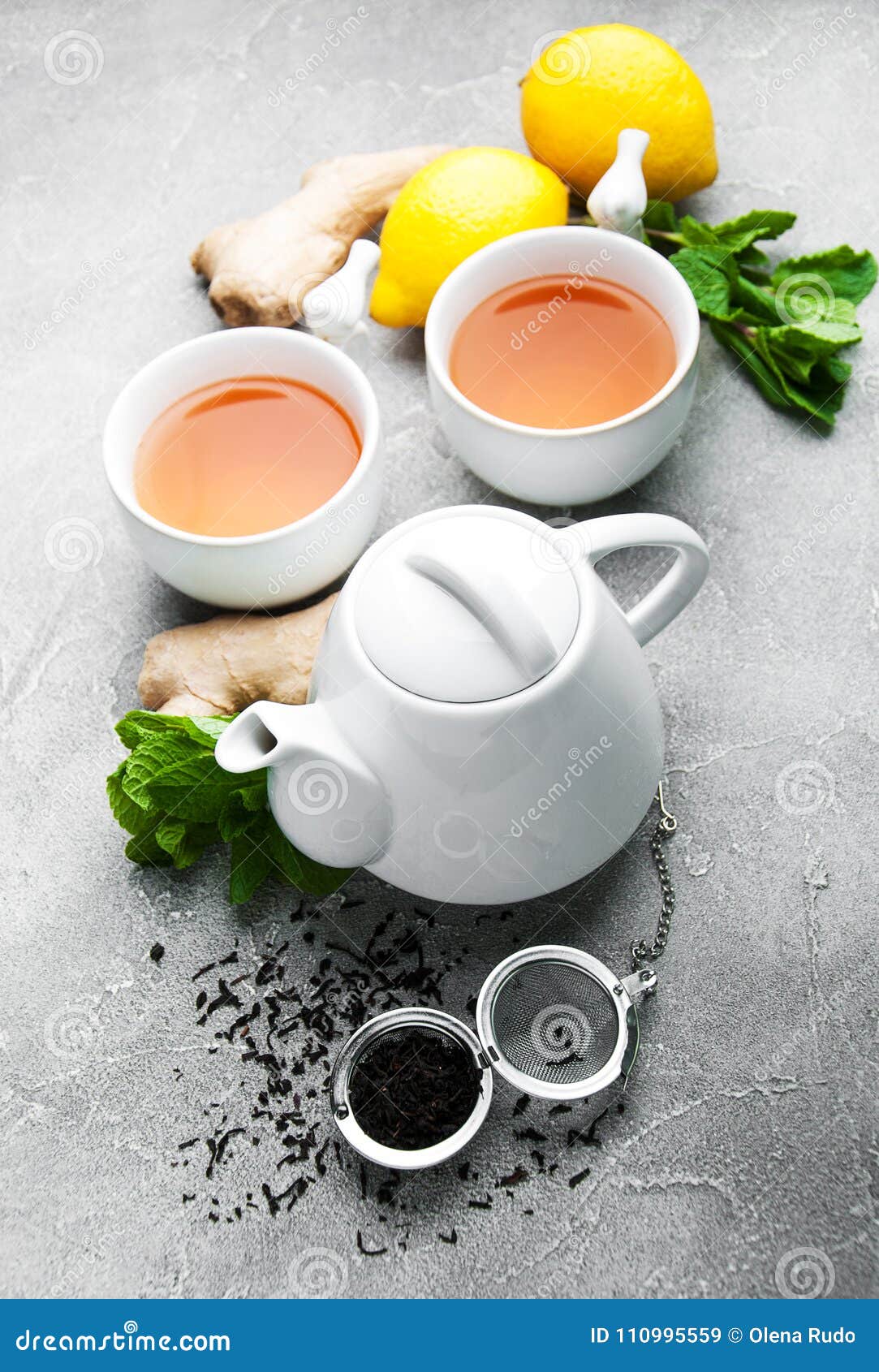 Tee mit Zitrone und Minze stockbild. Bild von becher - 110995559