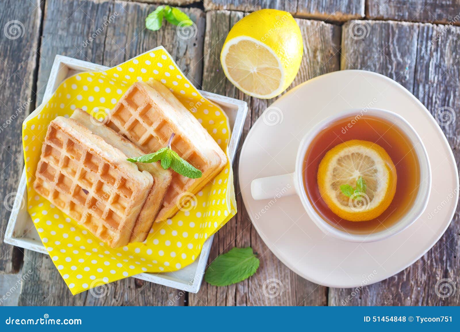 Tee mit Zitrone und Waffel stockfoto. Bild von kalorien - 51454848