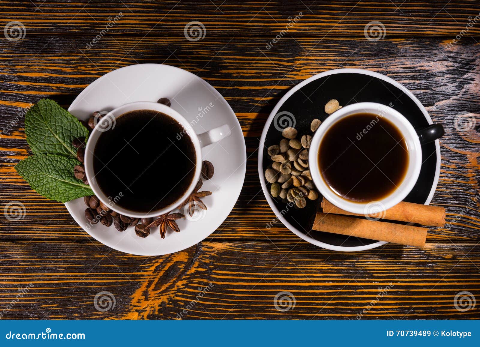 Tee Und Kaffee Zentriert Auf Dunkler Tabelle Stockbild - Bild von ...