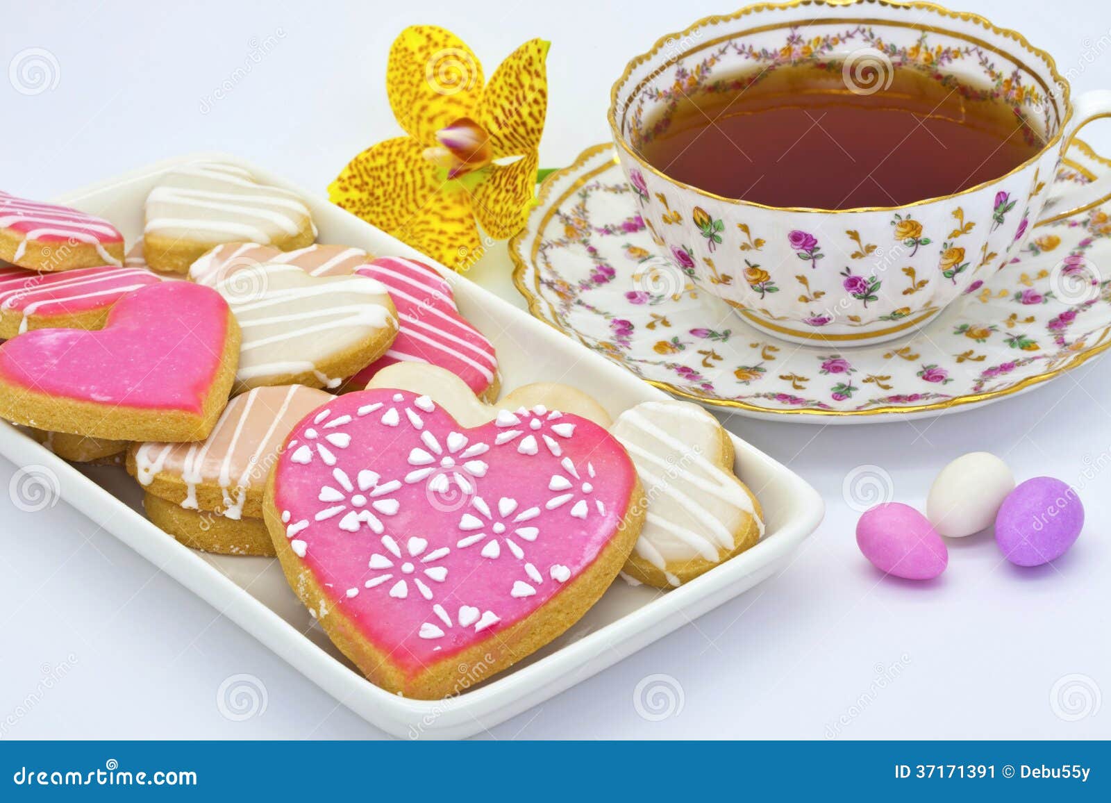 Tee und Kekse. stockbild. Bild von nahrung, essen, mandeln - 37171391