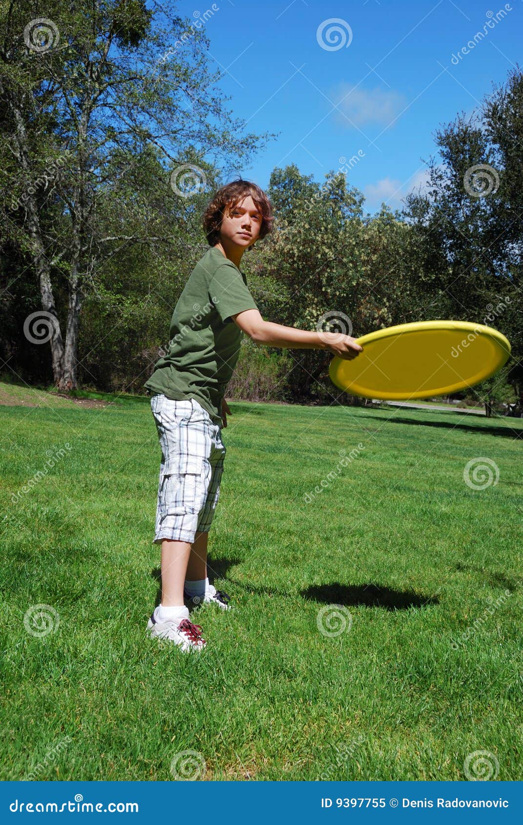 Teen Boy Throwing Frisbee stock image. Image of seasonal - 9397755