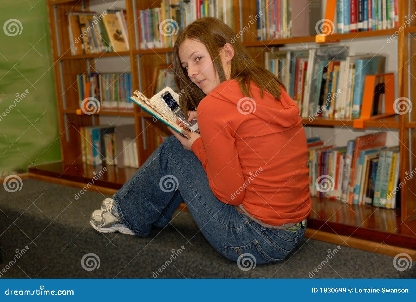 Teen Girl Texting in Library Stock Image - Image of books, study: 1830699