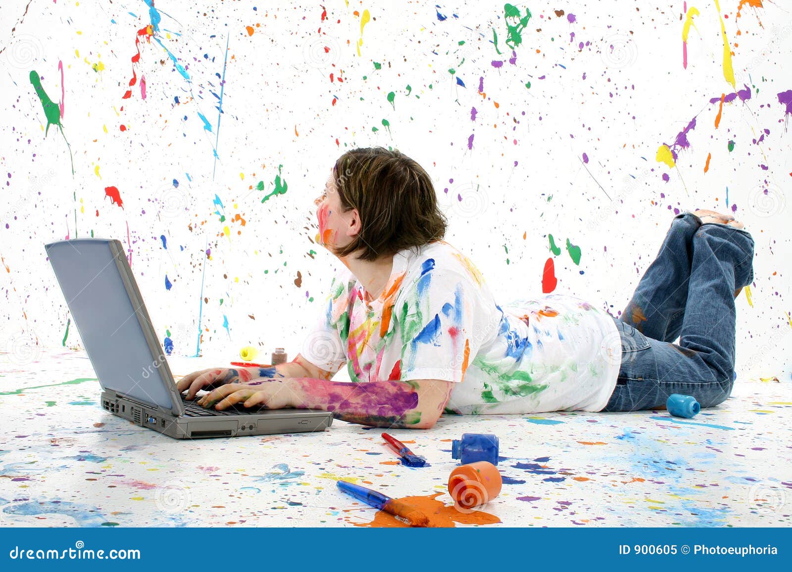 Teenager Artistico Con Il Computer Portatile Immagine Stock - Immagine ...