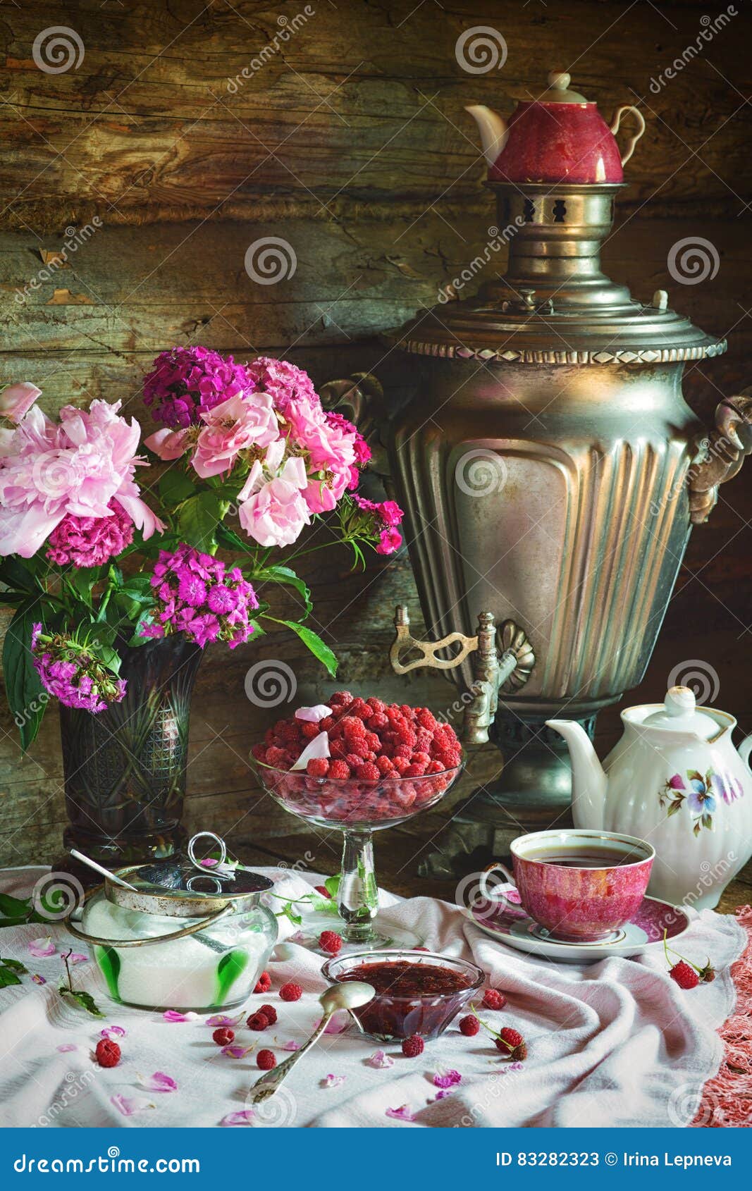 Teeparty Mit Samowar, Himbeere Und Stau Stockbild - Bild von frische ...