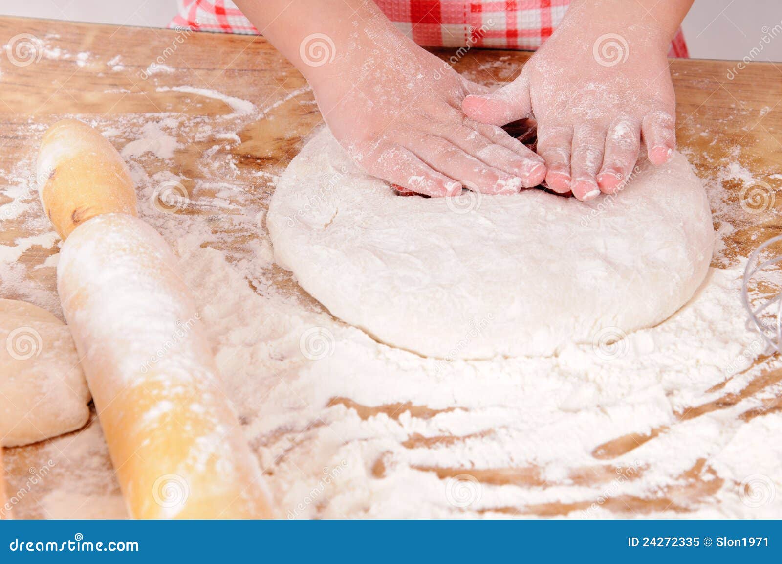 Teig stockbild. Bild von frau, frisch, backen, einfügen - 24272335
