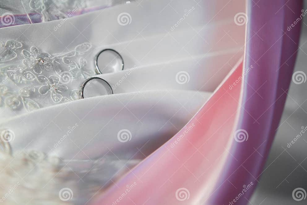 Teil Eines Kleides Mit Hochzeitsringen Stockbild - Bild von farbband ...