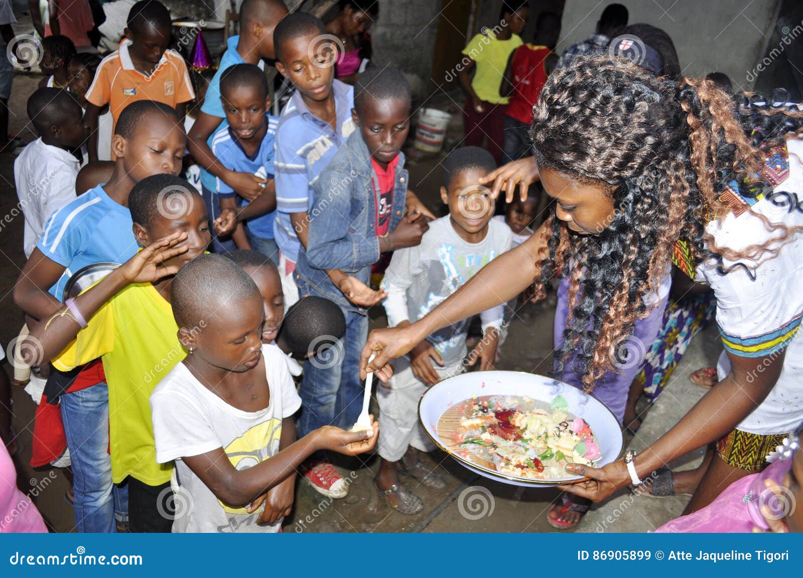 TEILEN in EINER WAISE redaktionelles stockbild. Bild von sozial - 86905899