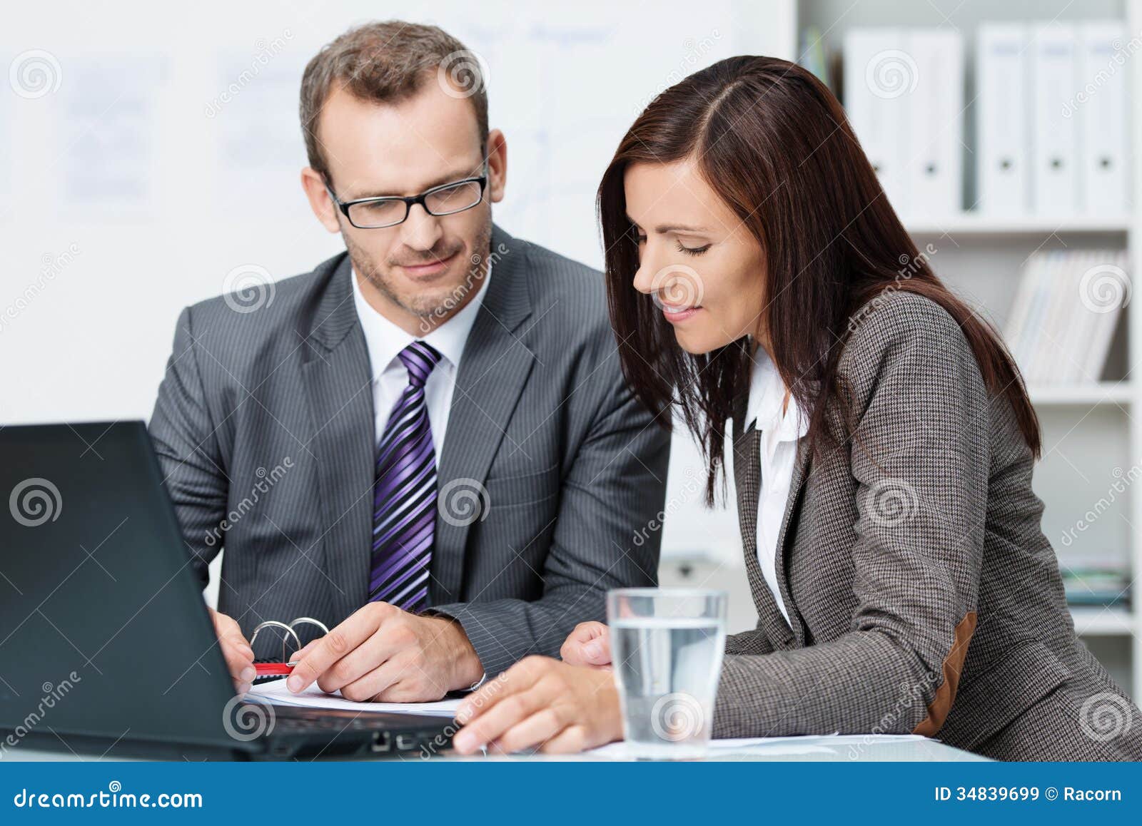 Teilhaber, Die Eine Diskussion Haben Stockbild - Bild von leute ...