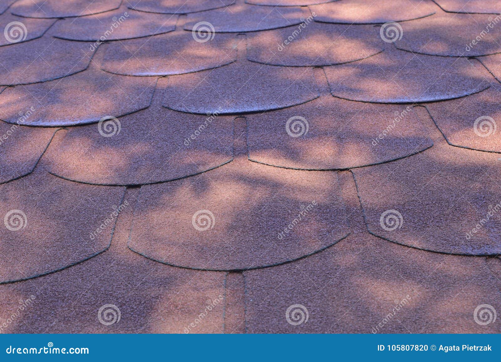 Teja de techumbre roja foto de archivo. Imagen de ripia - 105807820