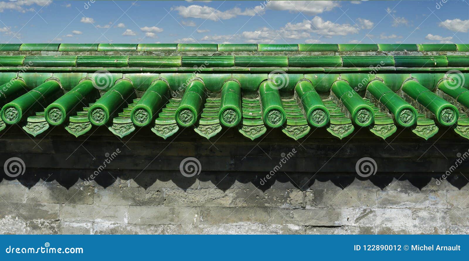 Teja De Tejado Verde Tradicional Foto de archivo - Imagen de herencia ...