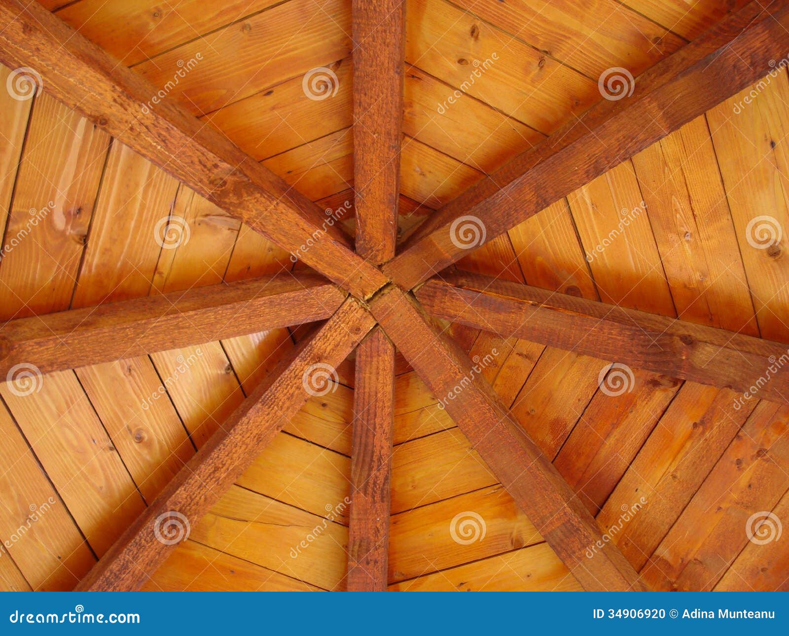 Tejado De Madera Con Los Haces Radiales Foto de archivo - Imagen de ...