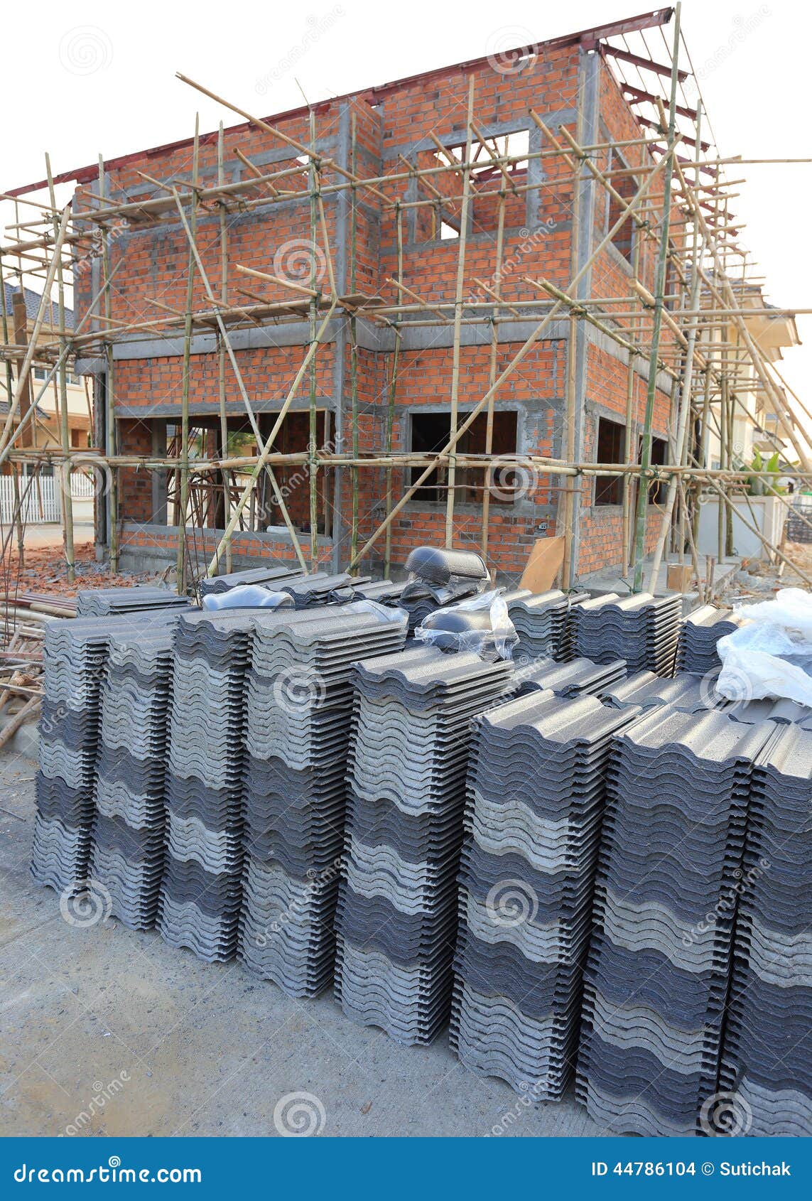 Tejado De Tejas Negro En La Construcción De Edificios Foto de archivo ...