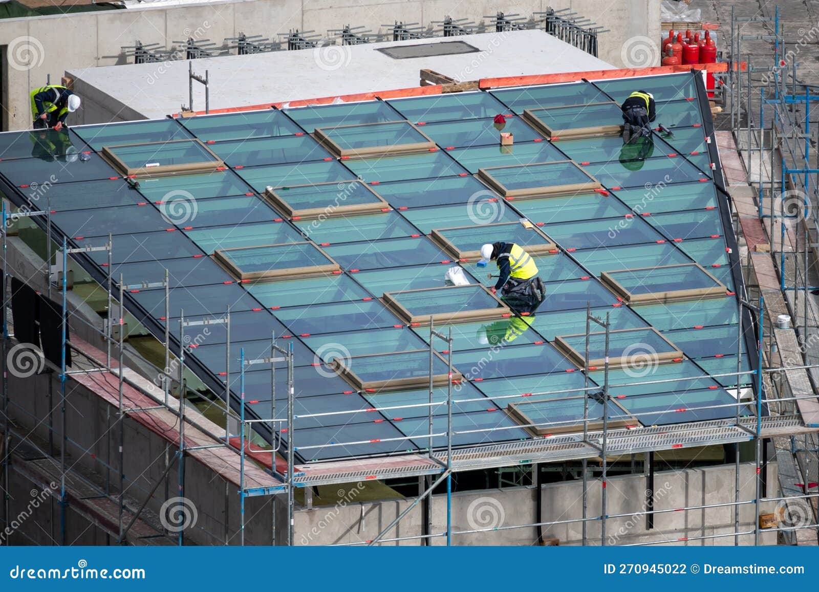 Tejado Instalando Ventanas Para Un Pozo De Luz En El Techo De Un ...