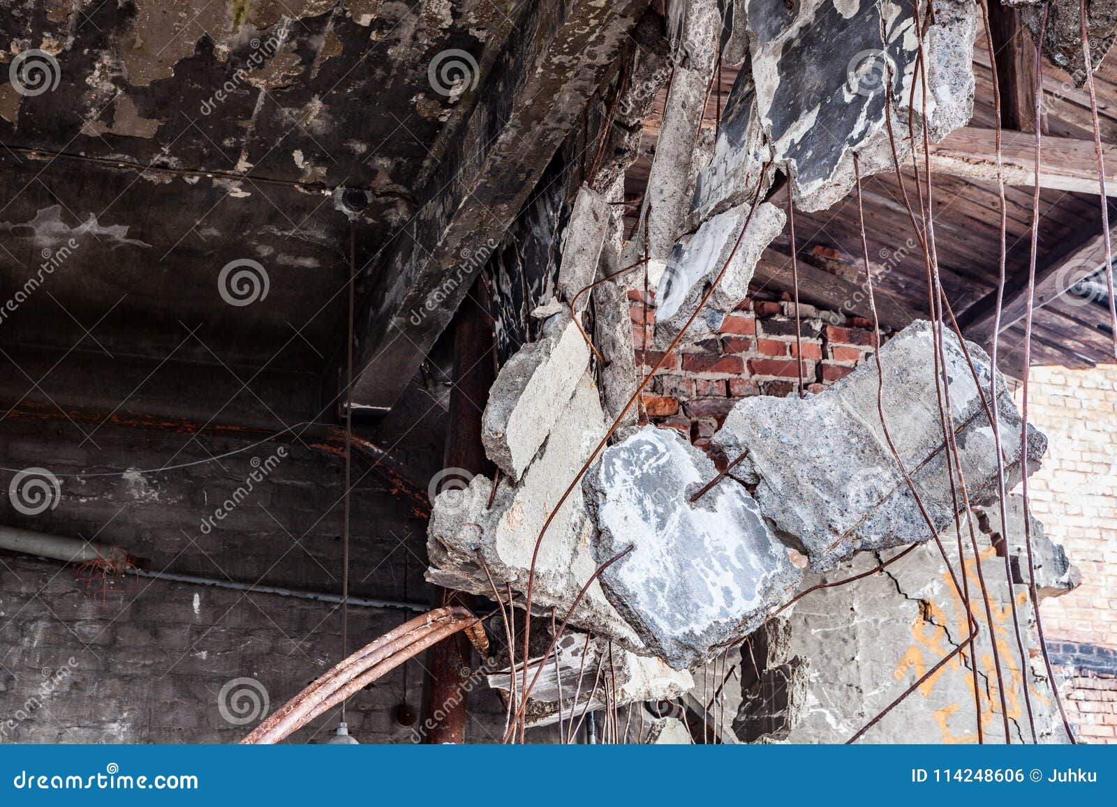 Tejado Roto Derrumbado En El Edificio Abandonado Foto de archivo ...