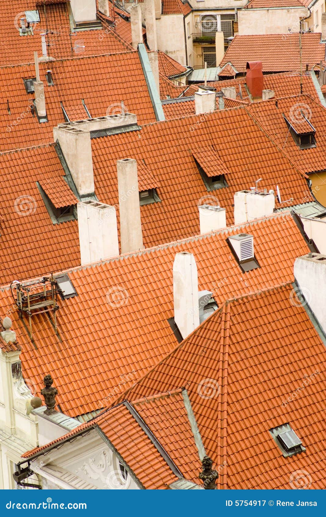 Tejados rojos imagen de archivo. Imagen de azotea, escarpado - 5754917