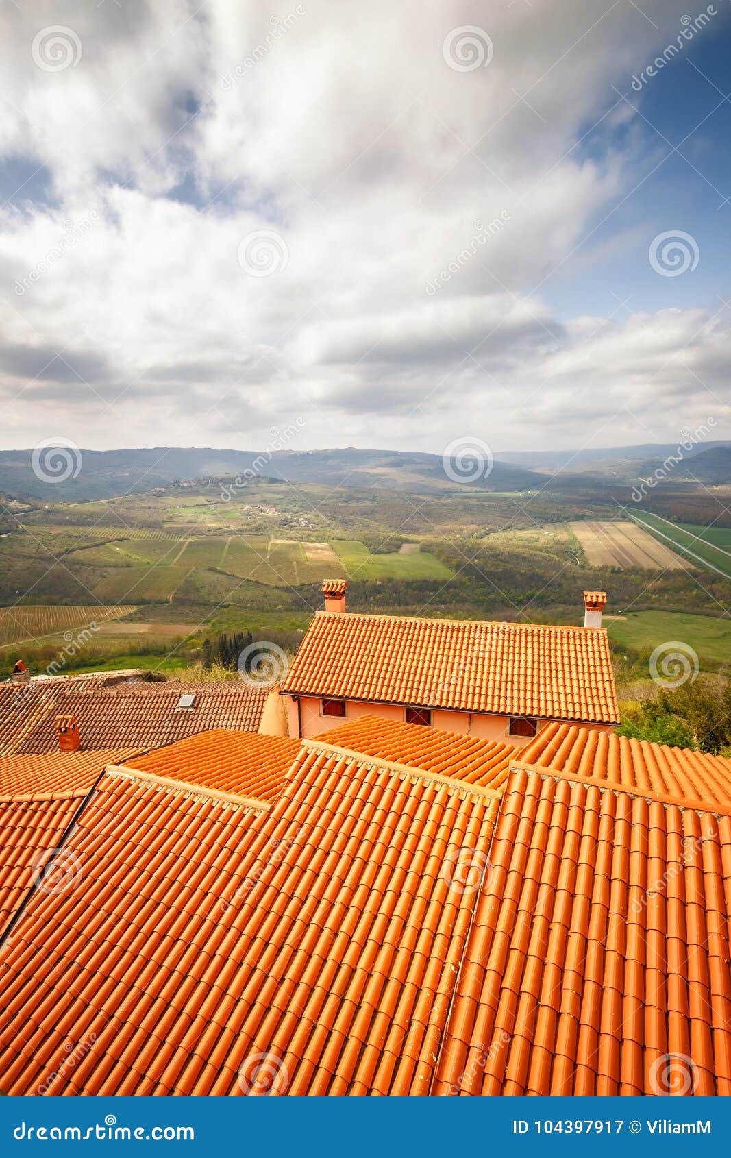 Tejados Rojos De La Bufanda Imagen de archivo - Imagen de ciudad, verde ...