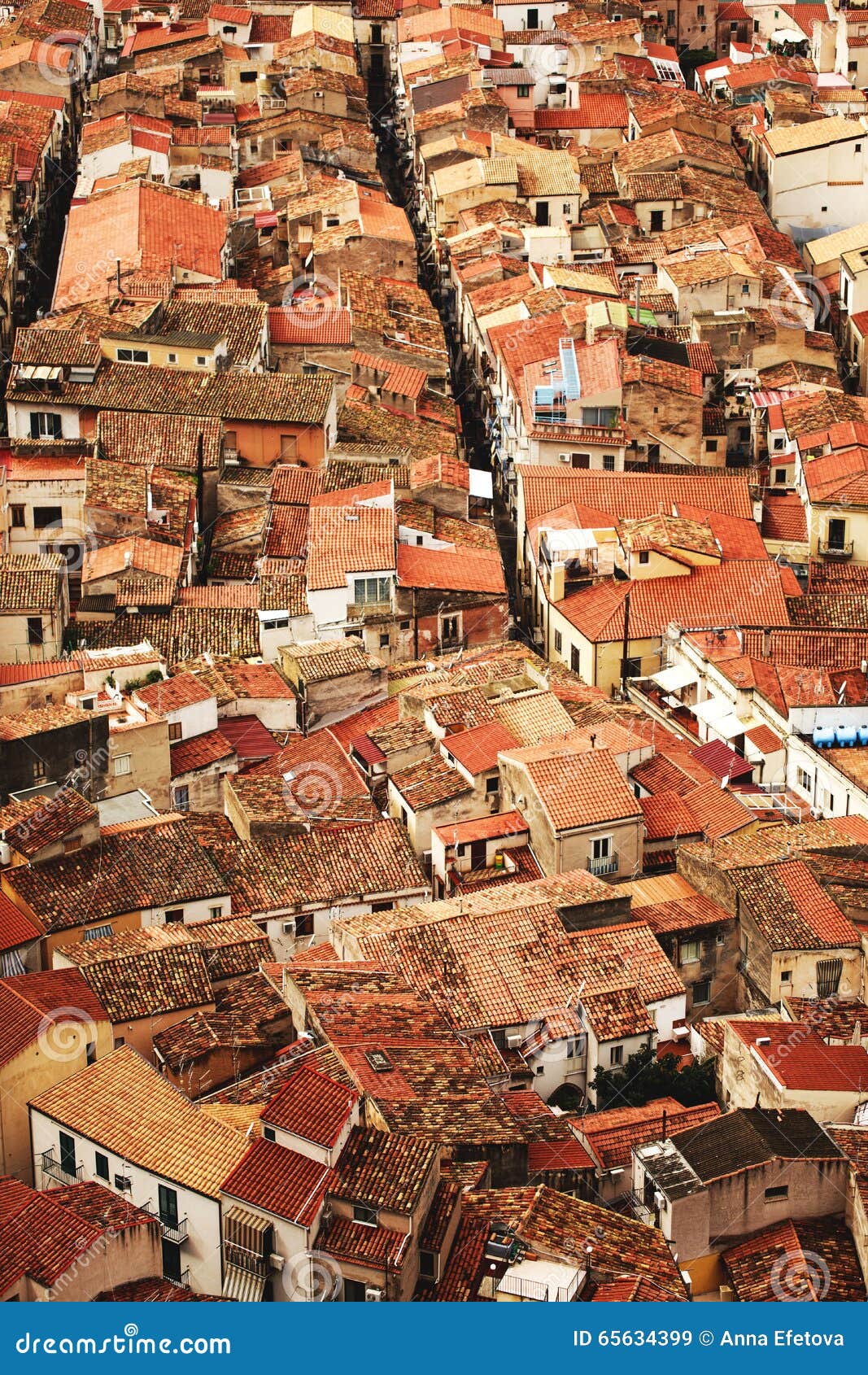 Tejados rojos en Cefalu imagen de archivo. Imagen de italia - 65634399