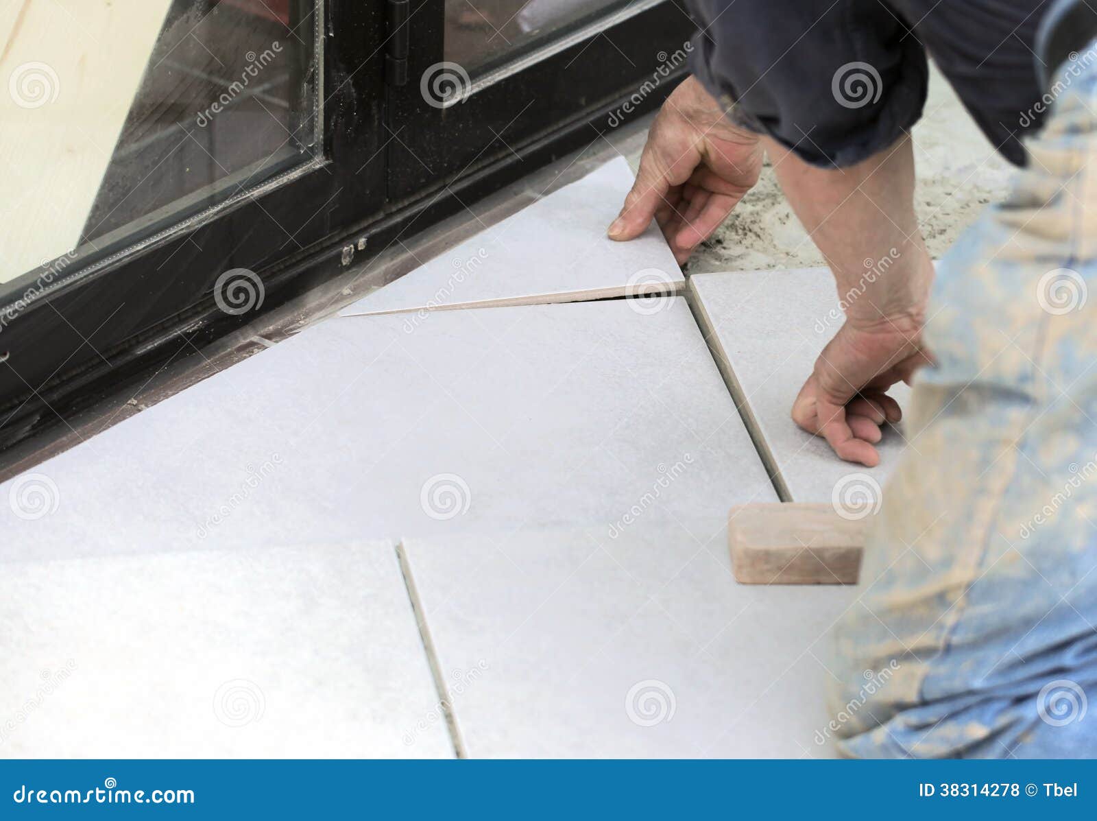 Tejar una baldosa foto de archivo. Imagen de manos, hombre - 38314278