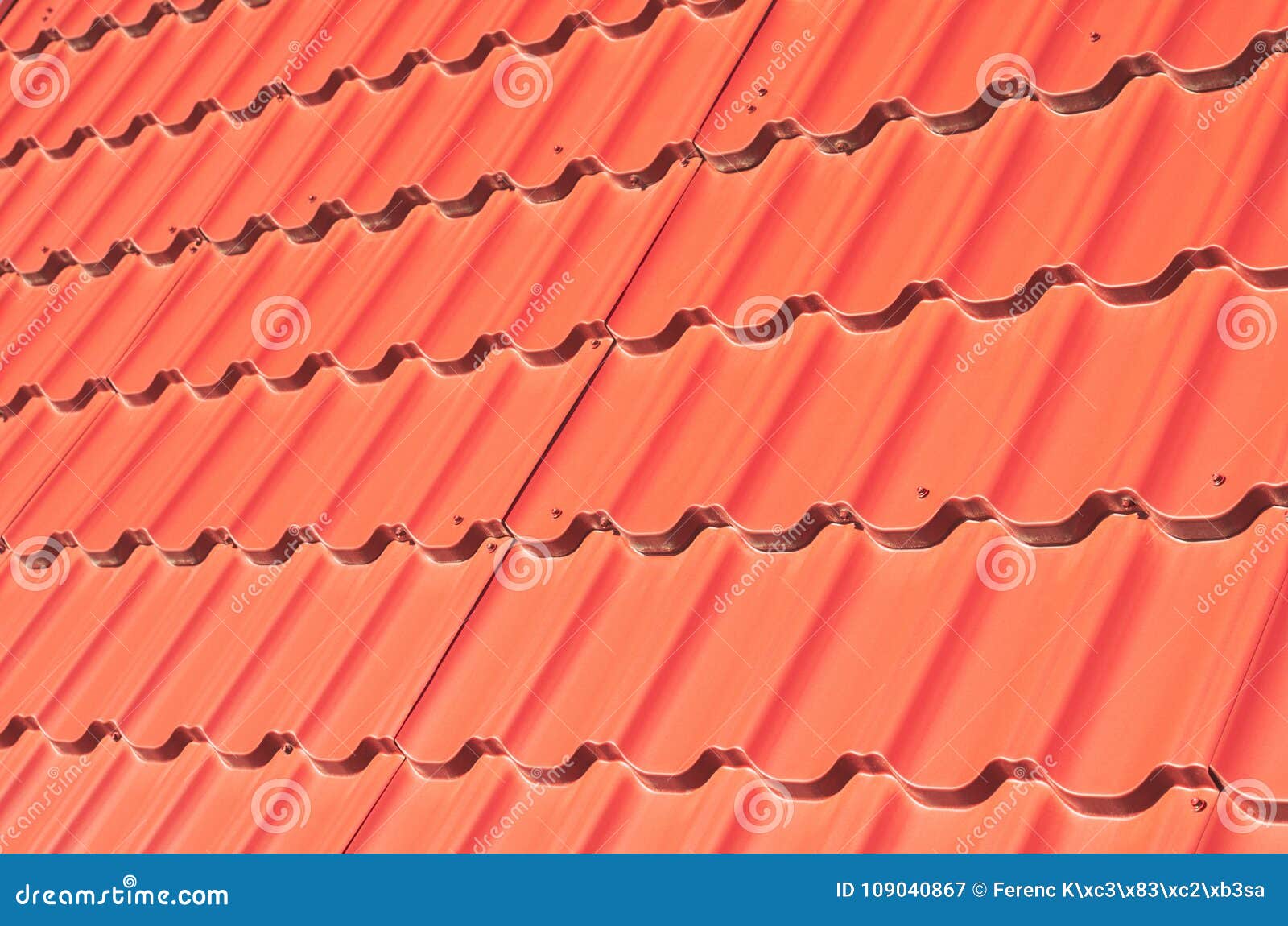 Tejas de tejado del metal imagen de archivo. Imagen de modelo - 109040867