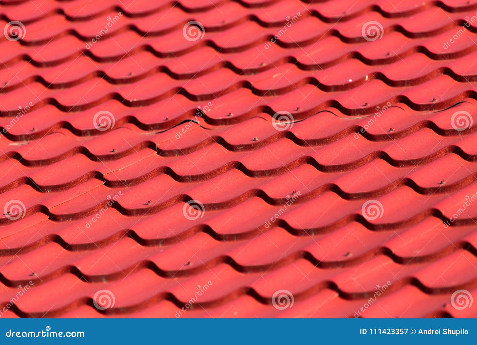 Tejas De Tejado Rojas En El Tejado Como Fondo Imagen de archivo ...