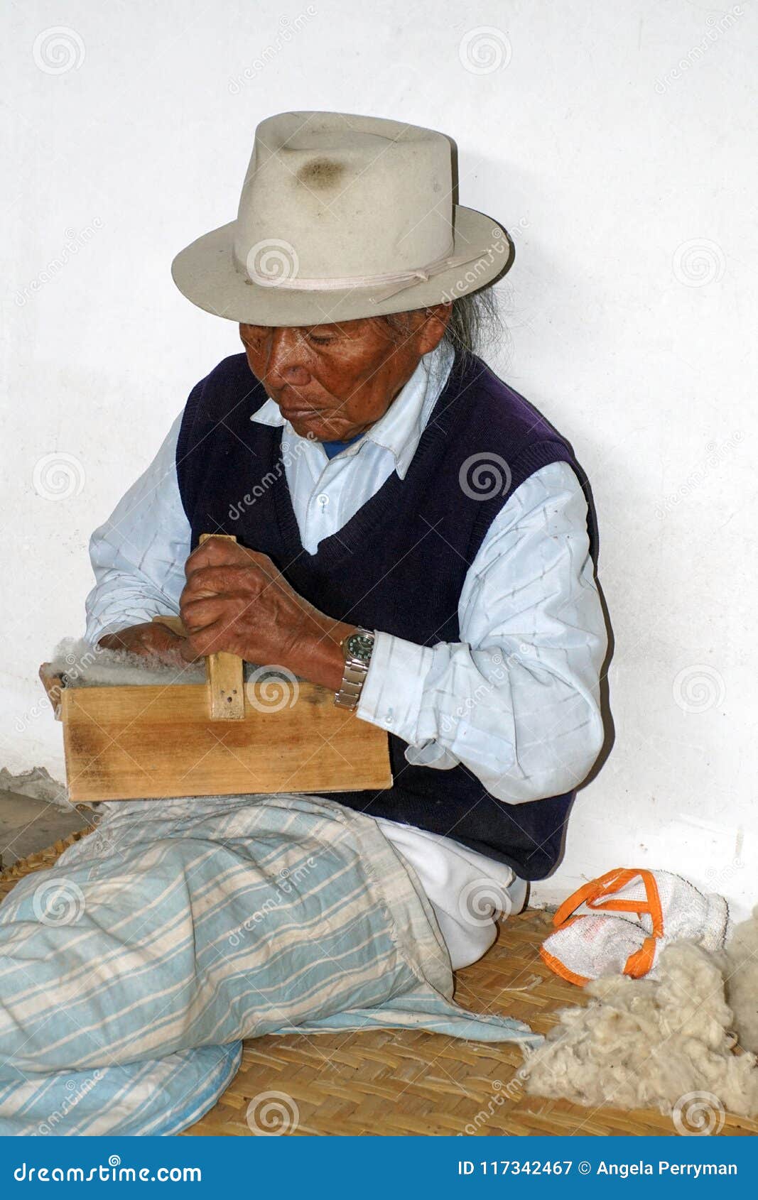 Tejedor mayor en Ecuador fotografía editorial. Imagen de mayor - 117342467