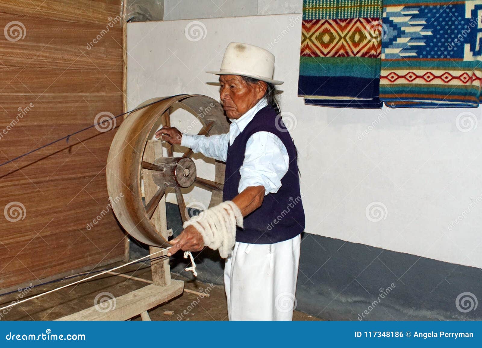 Tejedor mayor en Ecuador foto editorial. Imagen de departamento - 117348186