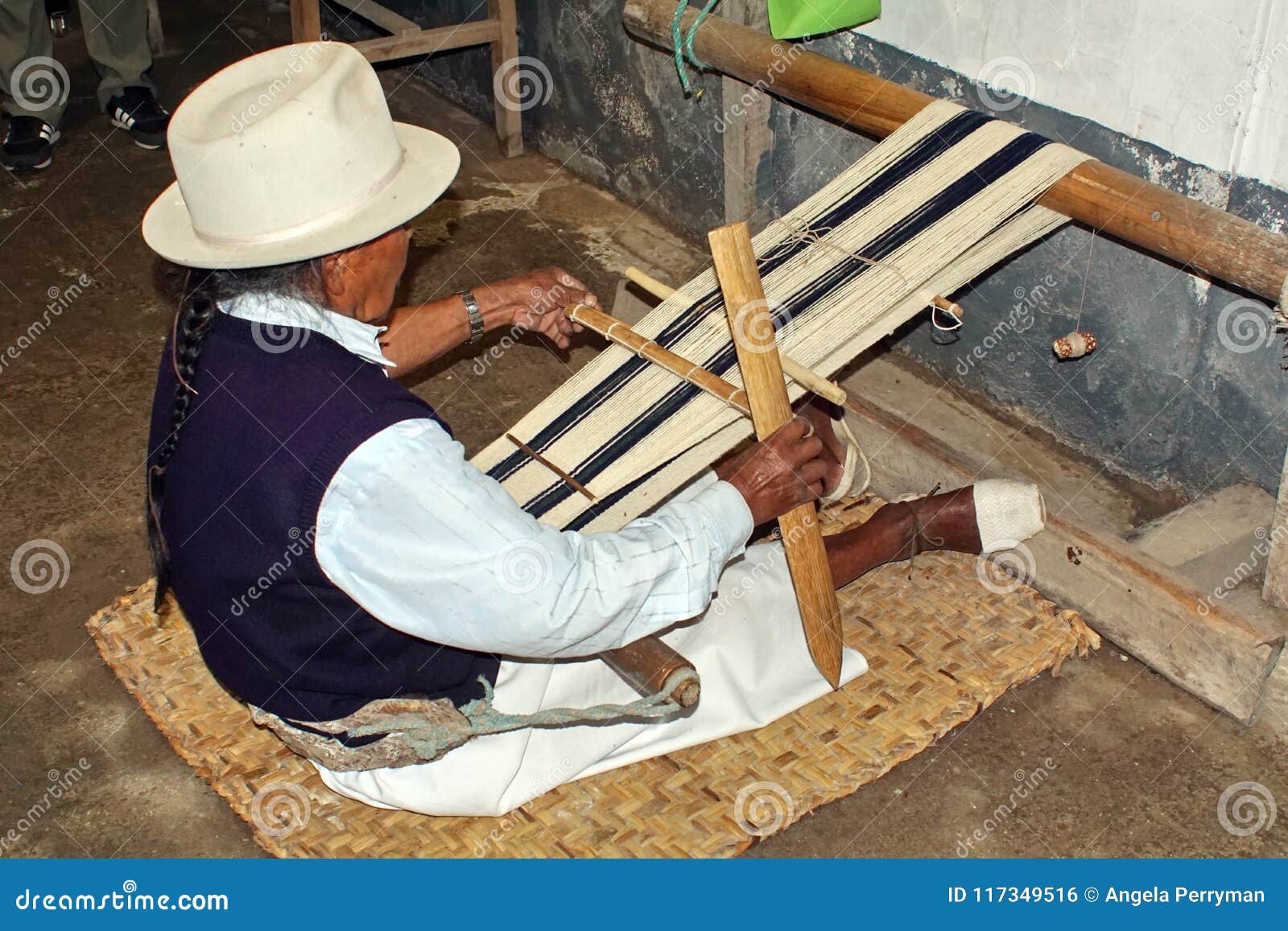 Tejedor mayor en Ecuador foto editorial. Imagen de artesano - 117349516