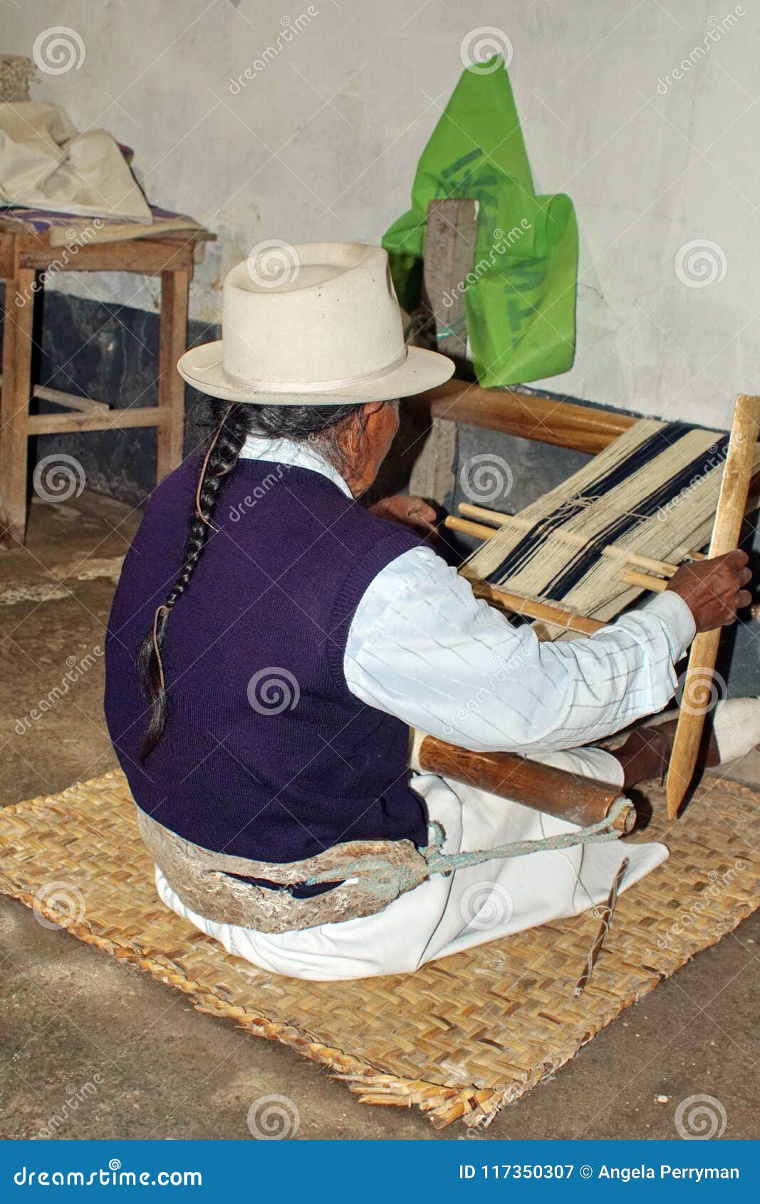 Tejedor mayor en Ecuador fotografía editorial. Imagen de hombre - 117350307