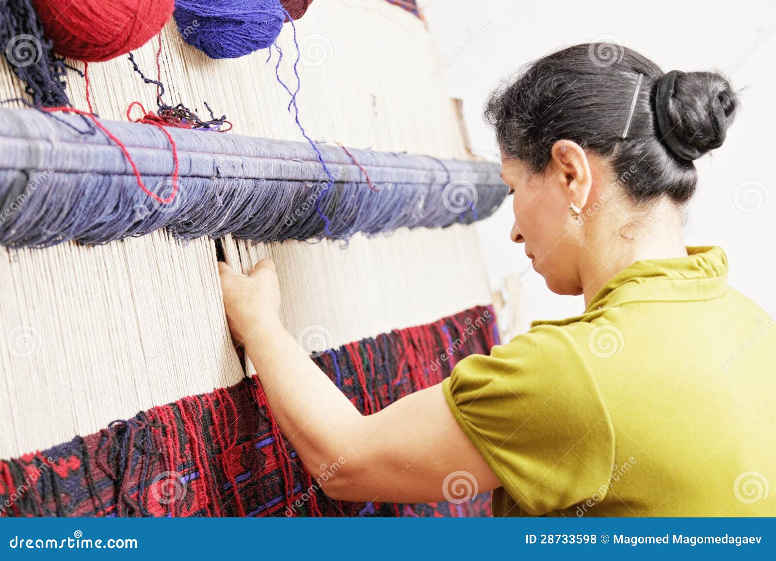 Tejedor Que Trabaja En Sideview Del Telar Foto de archivo - Imagen de ...