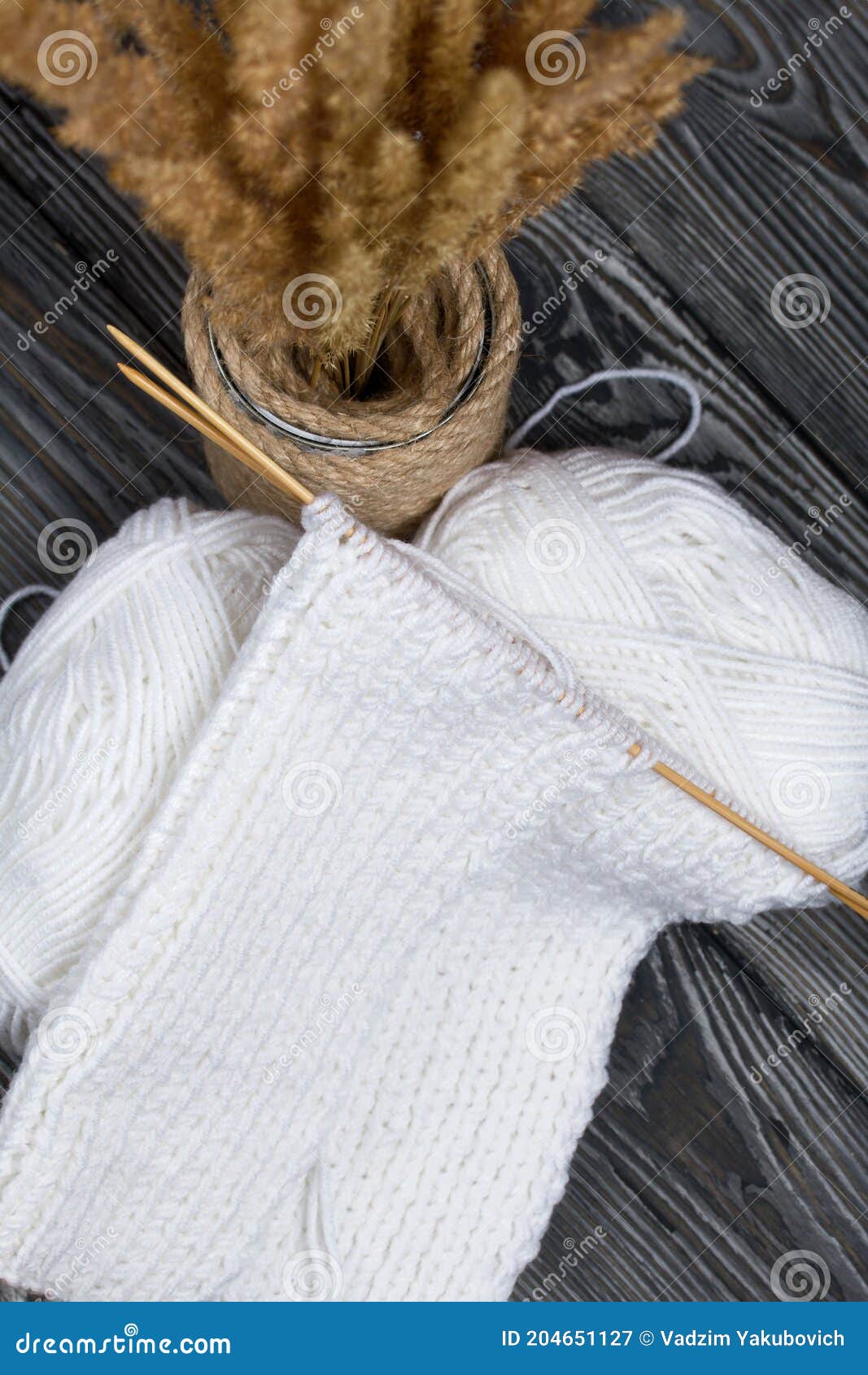 Tejer Con Agujas. Agujas De Tejer De Madera E Hilos Blancos. Sobre ...