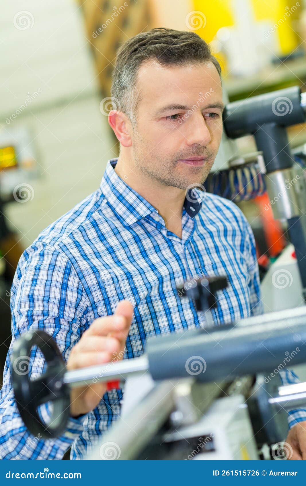 Tekniker Som Installerar Industriutrustning Arkivfoto - Bild av operatör, teknik: 261515726