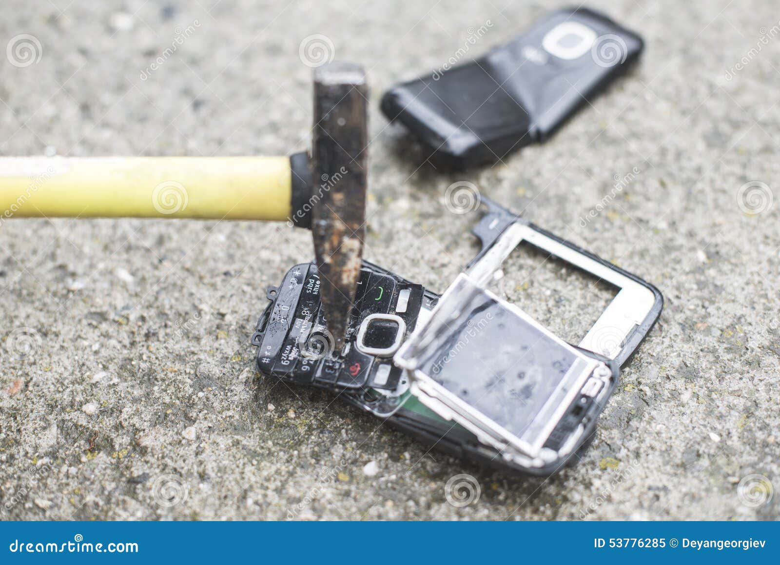 Teléfono móvil roto viejo imagen de archivo. Imagen de blanco - 53776285