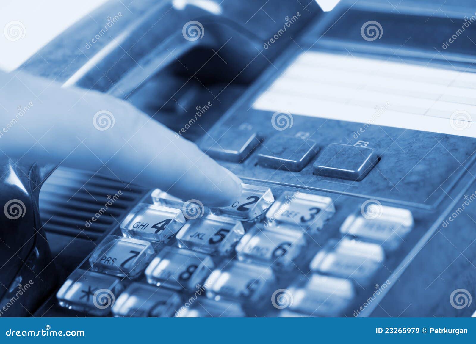 Teléfono. Para Presionar El Botón Imagen de archivo - Imagen de persona ...