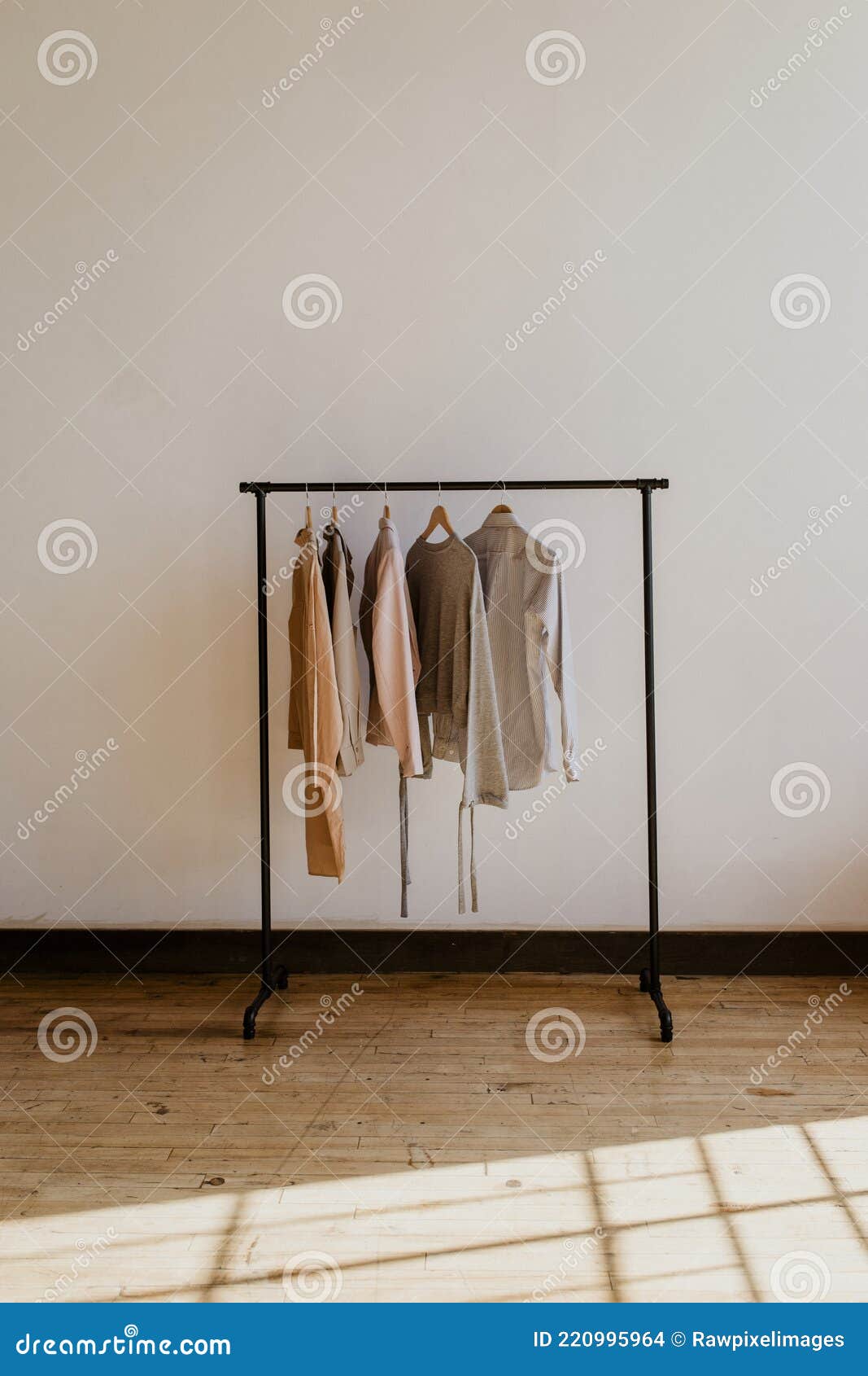 Tela Colgando En La Cremallera Foto de archivo - Imagen de alineada ...