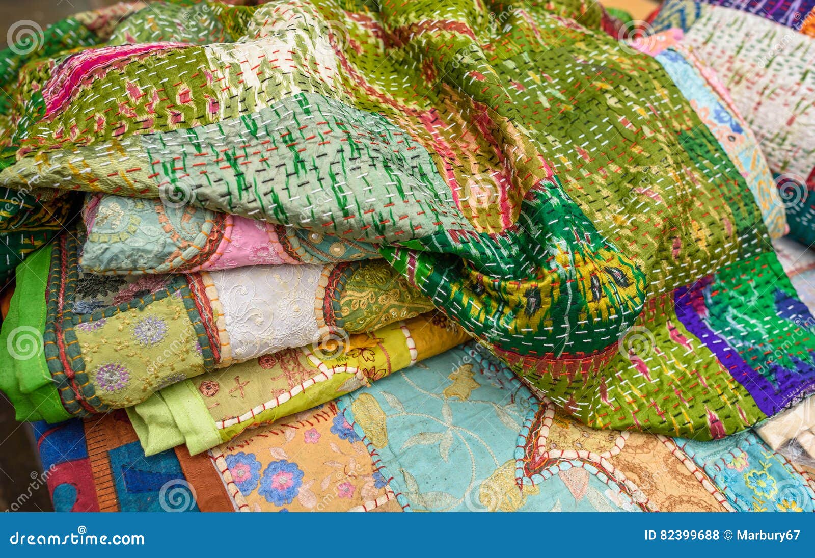 Tela cosida a mano foto de archivo. Imagen de cultura - 82399688