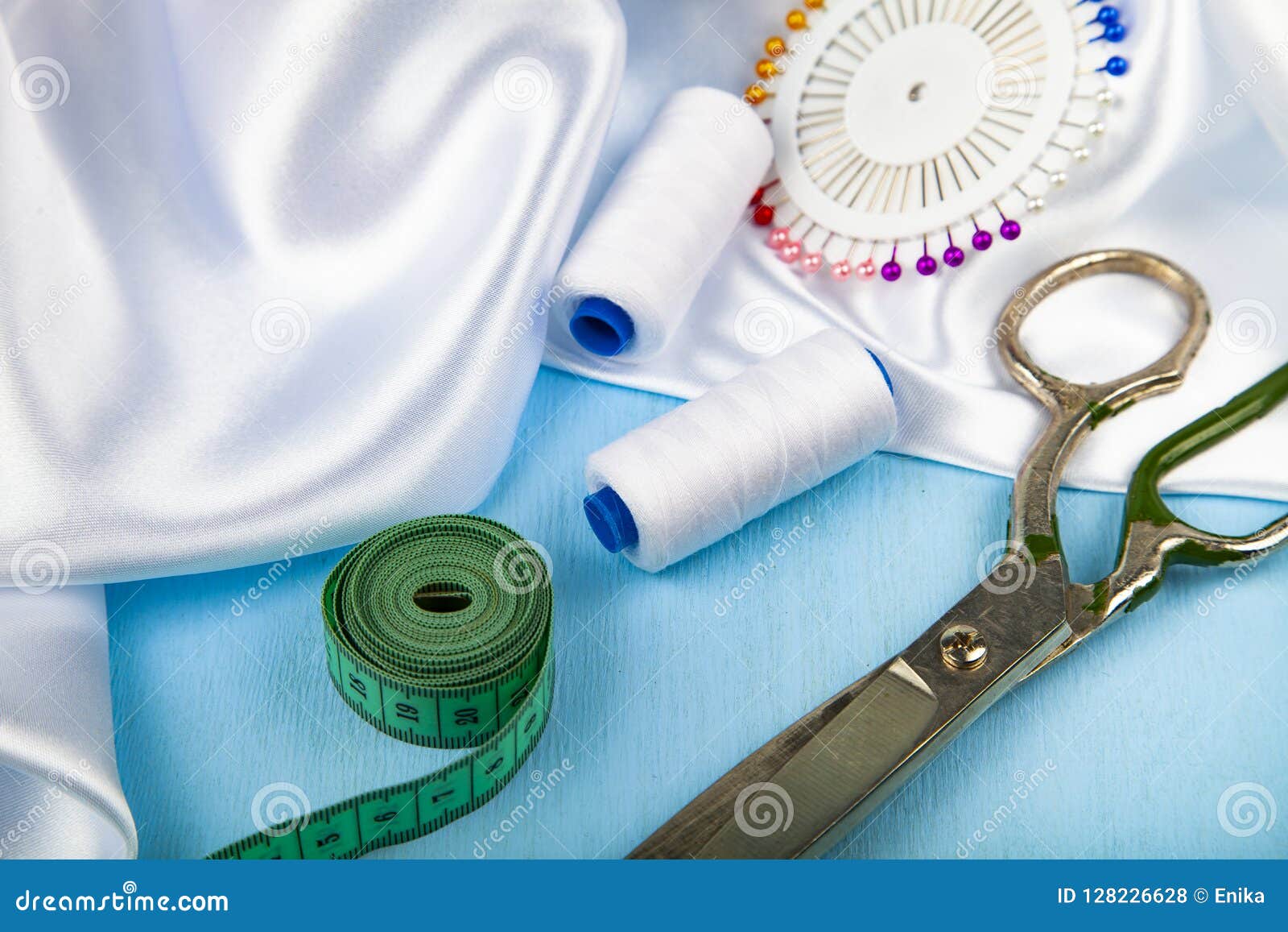 Tela, Tesouras E Linha Brancas Do Cetim Foto de Stock - Imagem de ...