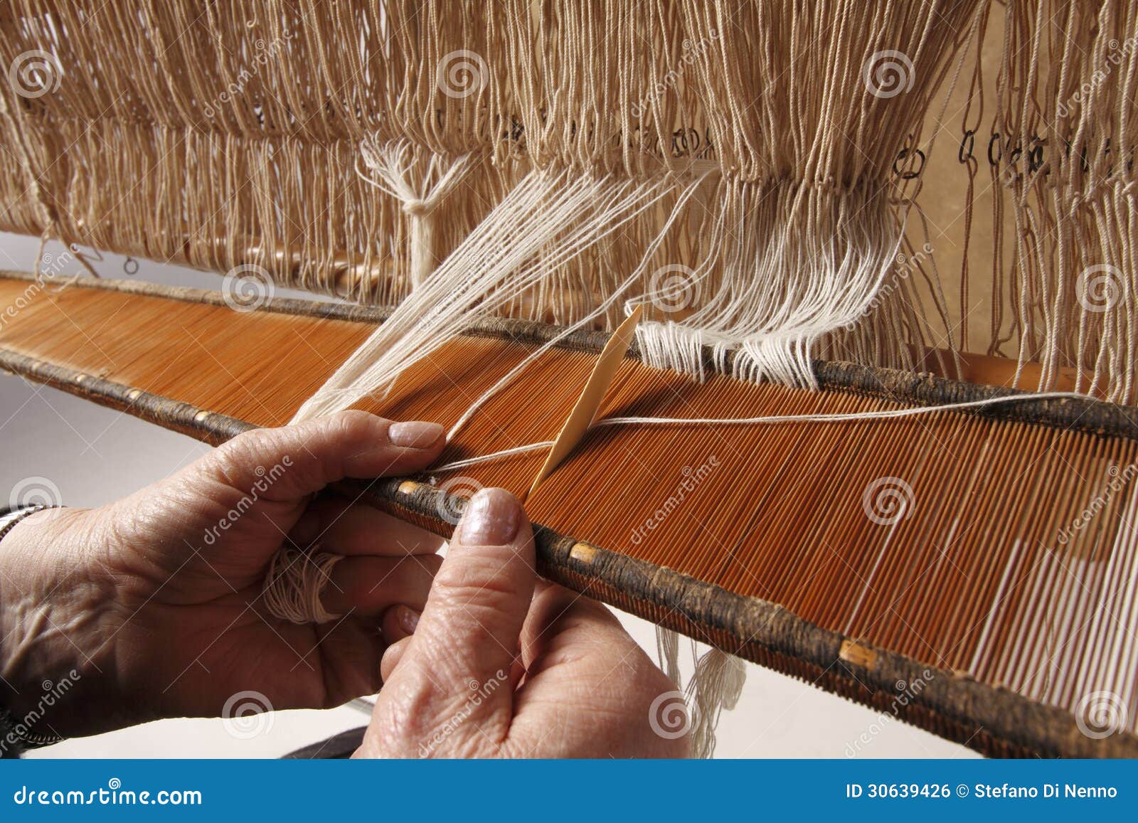 Telaio a mano fotografia stock. Immagine di vecchio, fotographia - 30639426