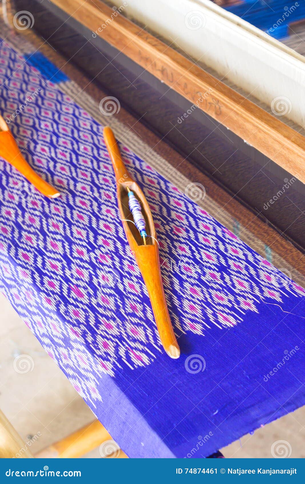 Telar De Seda El Tejer Tradicional De La Seda Tailandesa Imagen de ...