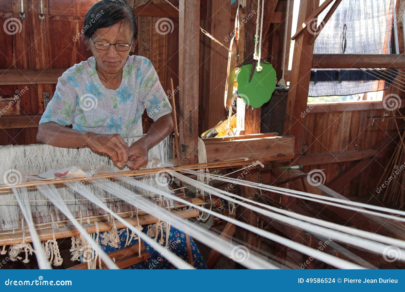 Telar en un taller de seda imagen de archivo editorial. Imagen de ...