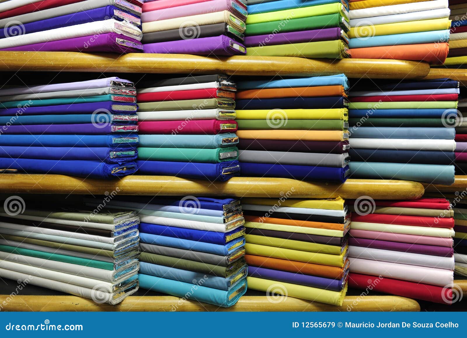Telas Coloridas Na Venda Imagens de Stock Royalty Free - Imagem: 12565679