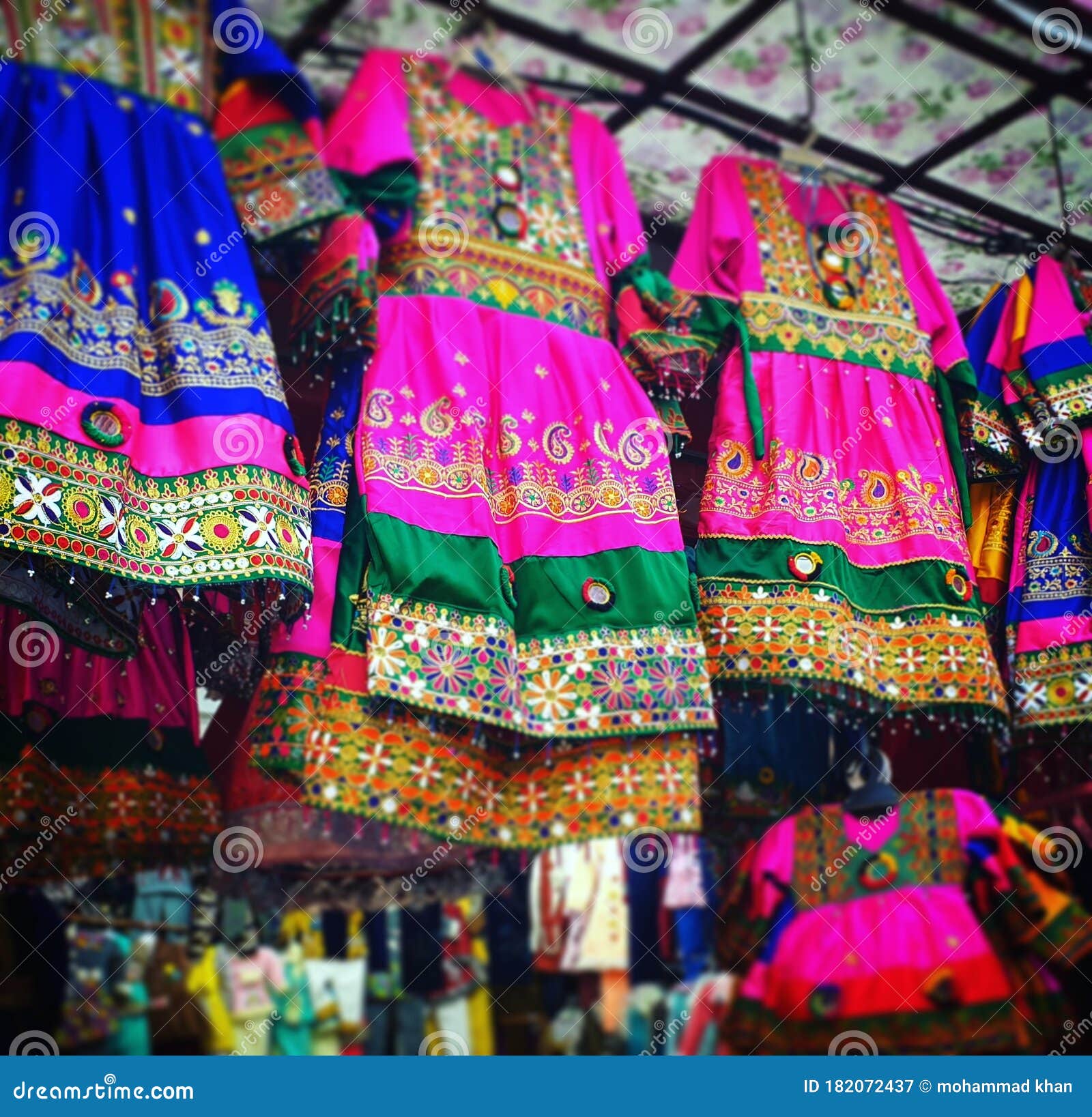 Telas tradicionales imagen de archivo. Imagen de colorido - 182072437