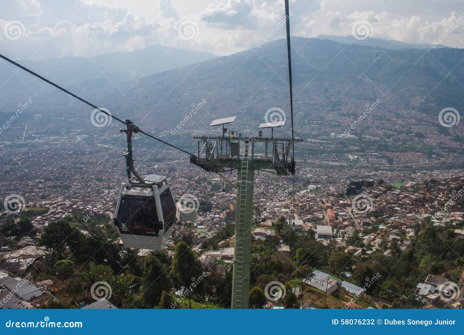 Teleférico de Medellin fotografía editorial. Imagen de cityscape - 58076232