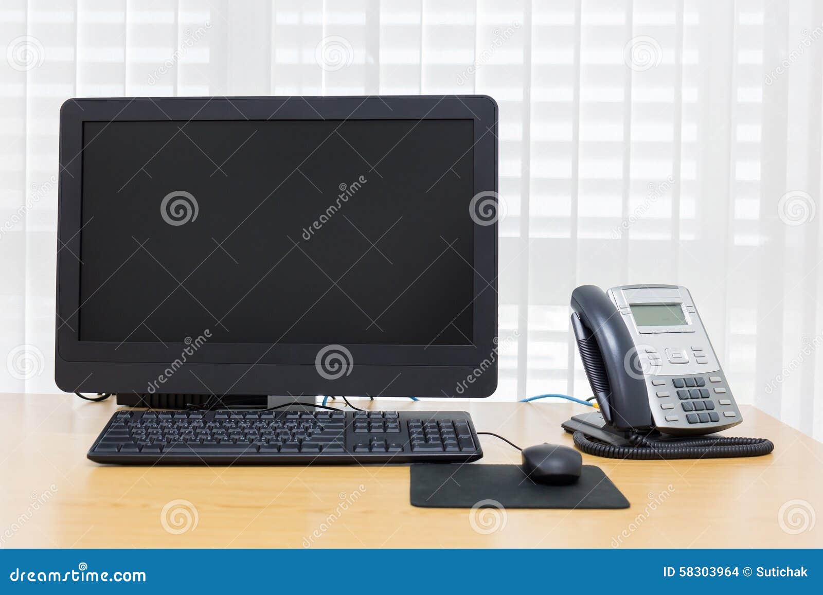 Telefon Und Computer Auf Tabellenarbeit Stockfoto - Bild von büro ...