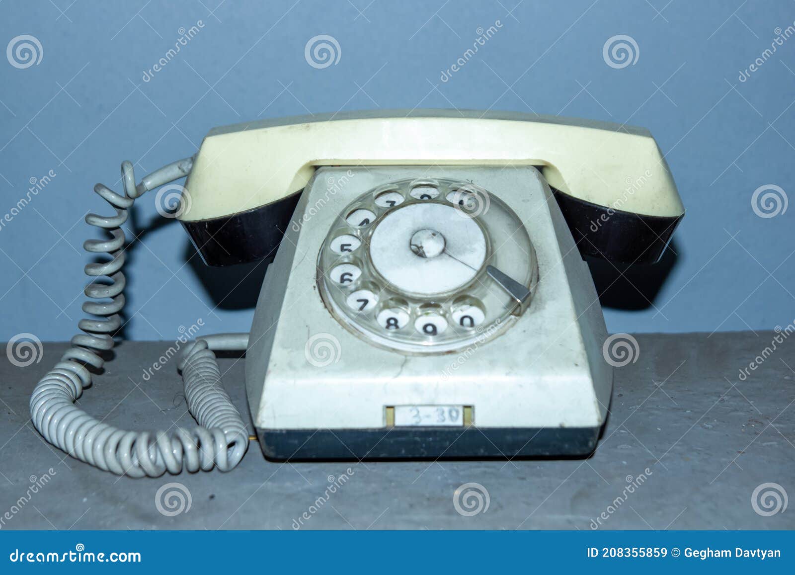 Telefone Antigo Telefone Celular Velho Em Uma Mesa Imagem de Stock ...