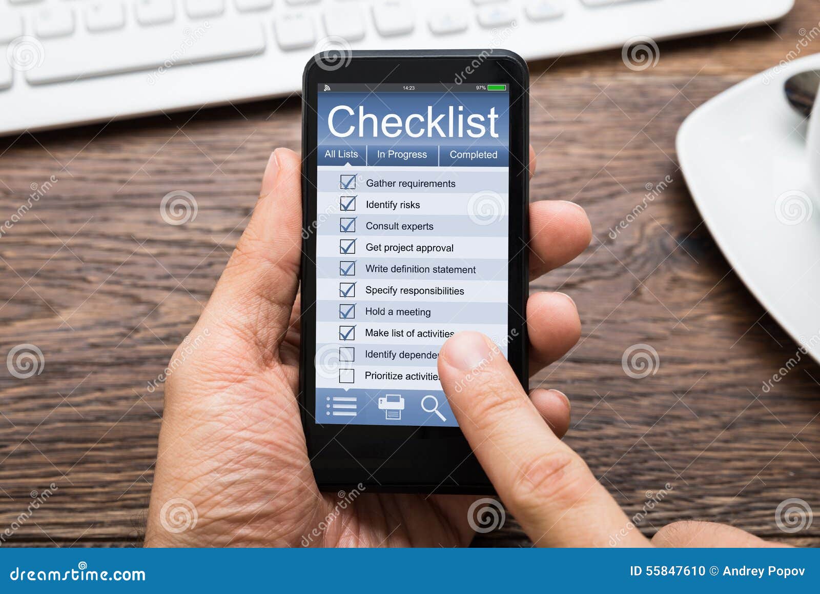 Telefone Celular De Person Hands Filling Checklist on Foto de Stock ...