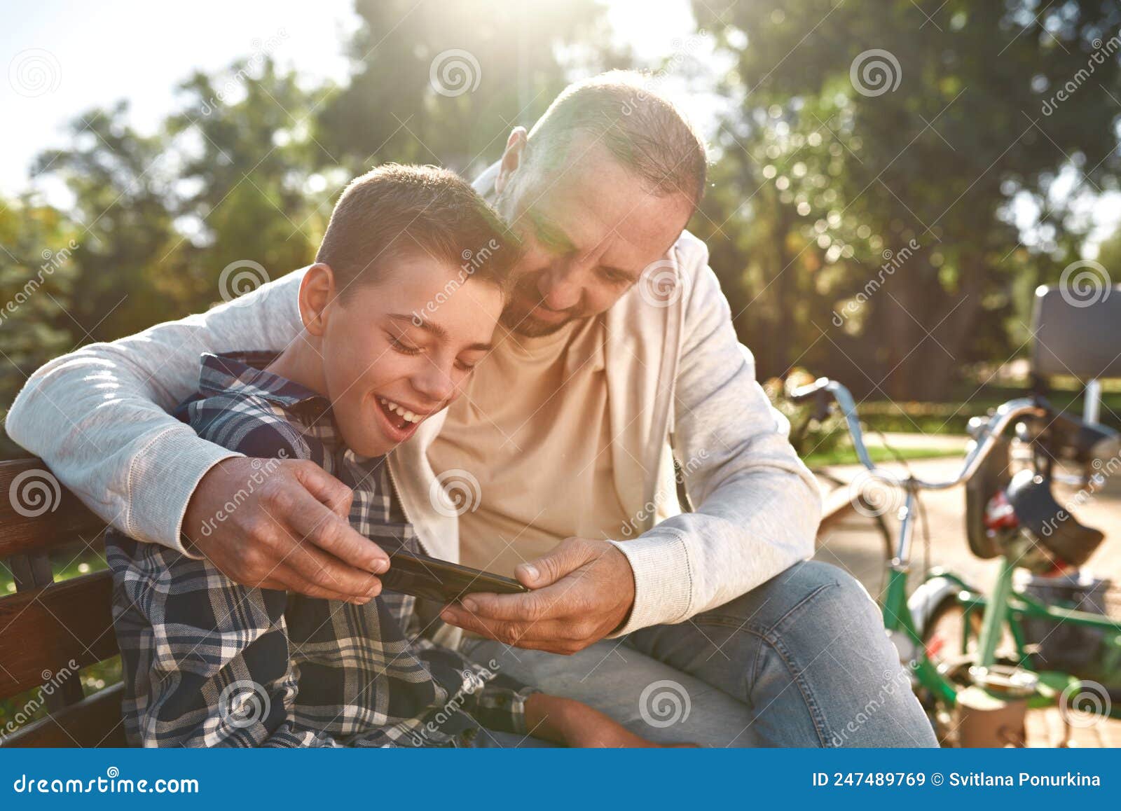 Telefone Celular Do Pai E Do Filho Adolescente Europeus Imagem De Stock